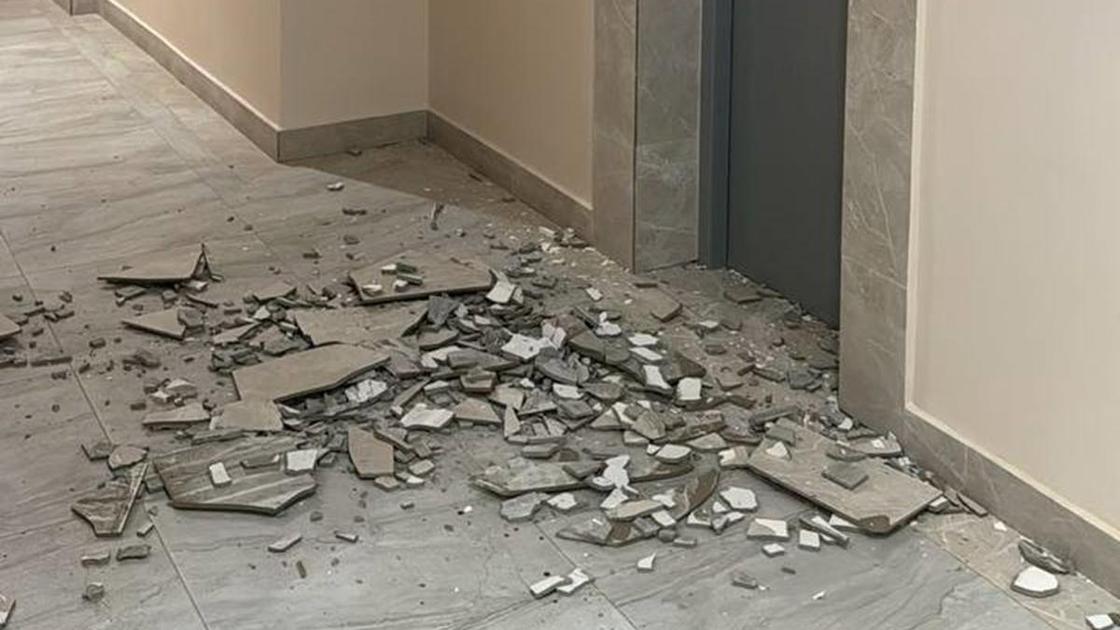 Плитка упала на голову женщине в одном из ЖК в Астане фото