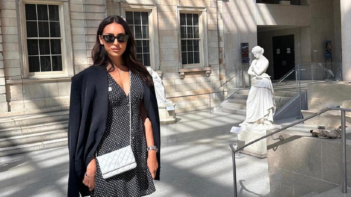 "Ну что за девочка!": 39-летняя Алсу прогулялась по Нью-Йорку в мини ...