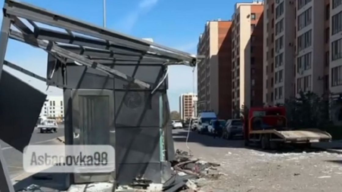 Эвакуатор снес остановочный павильон в Астане (видео)