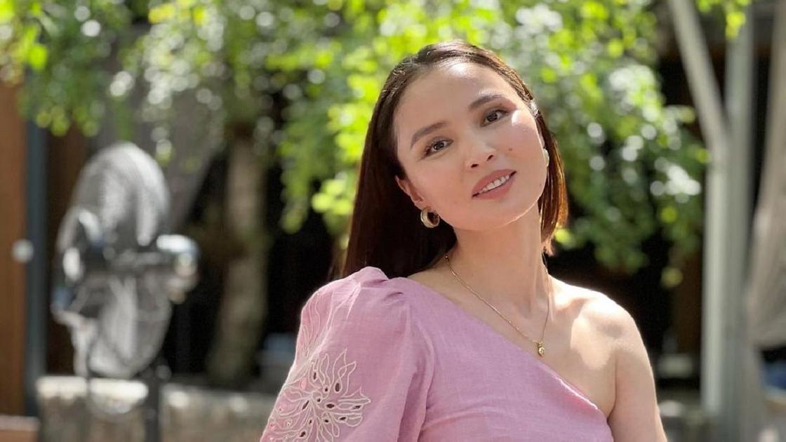 "Фигура идеальная": Жулдыз Абдукаримова примерила эффектное платье с разрезом