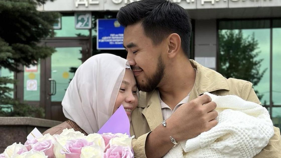 "Жігіттердің есі кететін": актер Абай Асылхан жұбайымен қалай танысқанын айтты (видео)